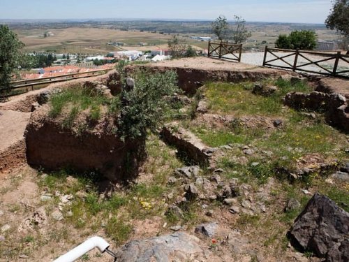 Aljustrel Castle; characteristics and background