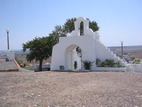 Aljustrel Castle; characteristics and background